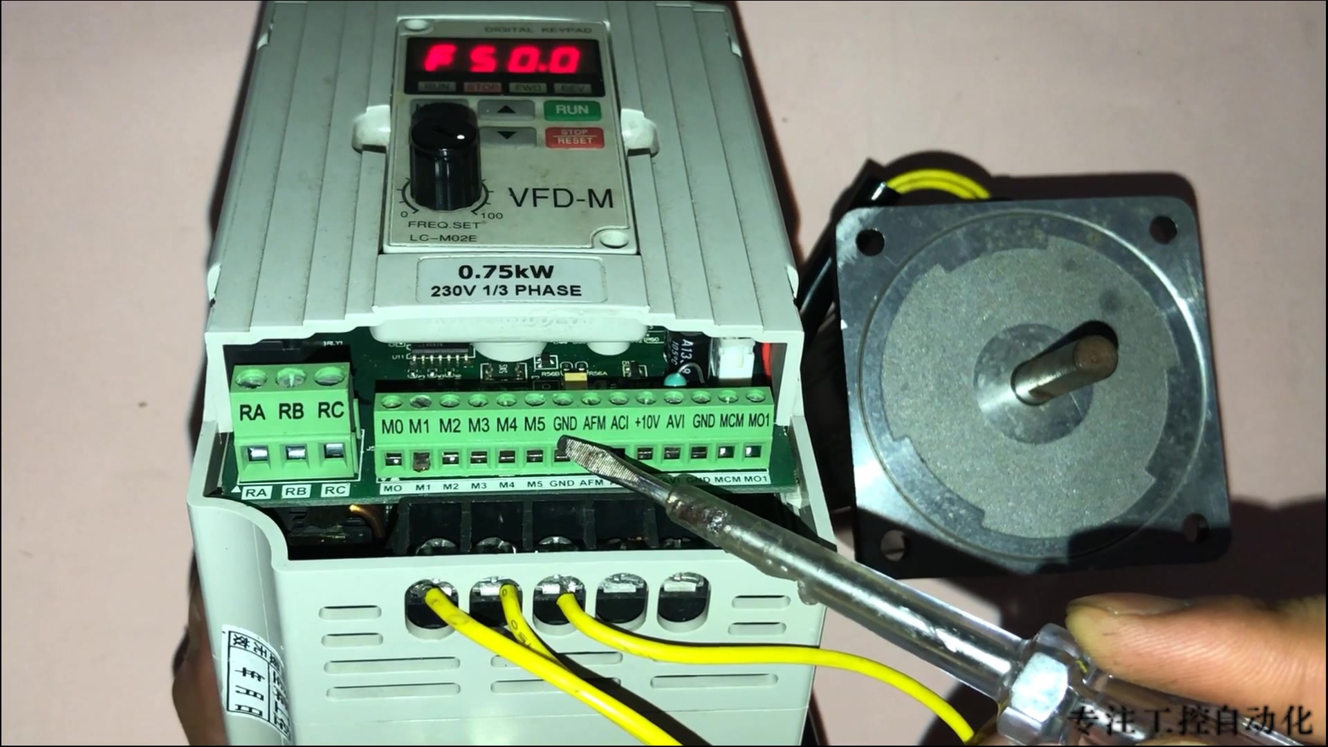 变频器也相当于一个计数器,先讲一下参数设置,然后我们实际操作