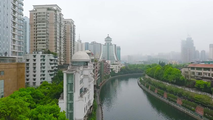 贵阳市南明区税务局以“快闪”方式宣传“减税降费”政策