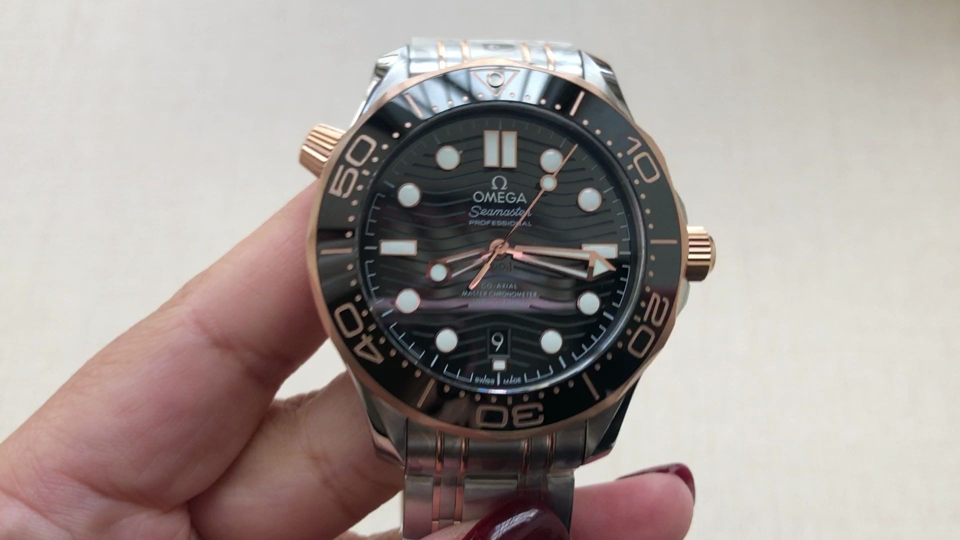 刚刚收到货的欧米茄海马300,迫不及待就拆来分享了,果然没有入手错!