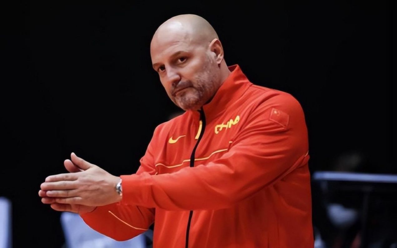 中国男篮VS哈萨克斯坦!进攻端突然断电,乔帅首秀12分小胜惹争议