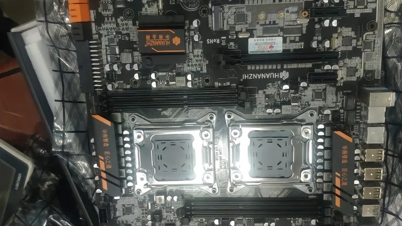 双路主板,可以插两个CPU,性能强劲,特殊的电源