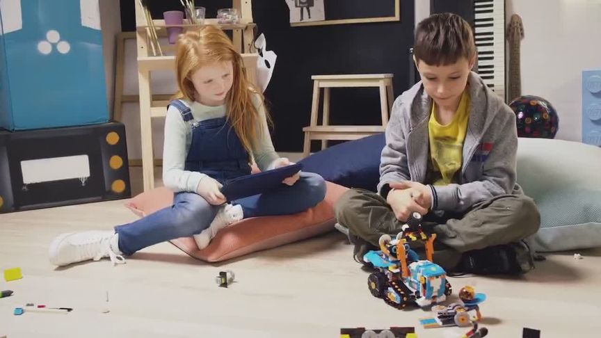 春节在假期跟孩子一起玩什么呢,可以试试爆赞的乐高BOOST机器人