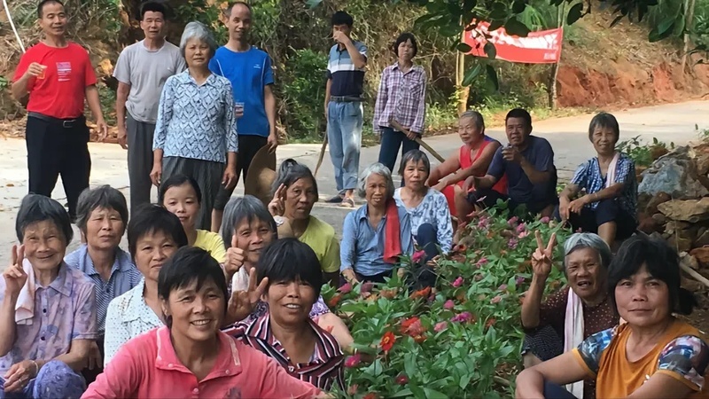 撸起袖子加油干,建设社会新农村,整理路边种上美丽花花