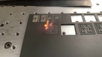 用激光在铁板上刻字,锋利的技术丝毫不比刻刀差,而且效率能快上两倍!