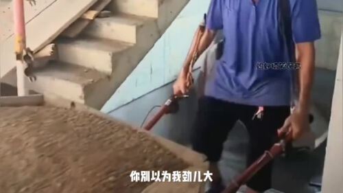 楼梯搭上木板儿,推着小车就上来了