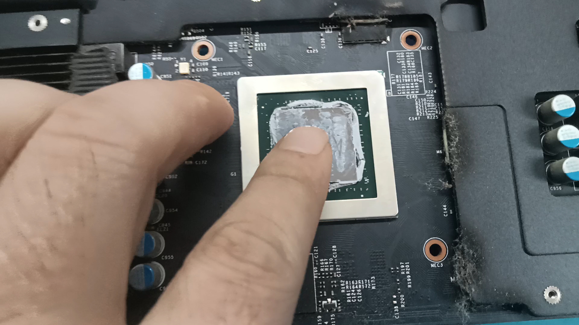 微星970黑屏不开机 核心高温 小白应该怎么办?