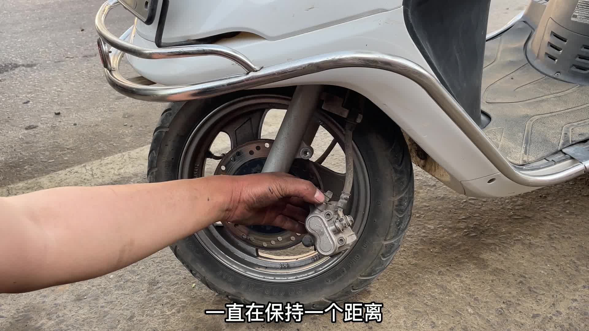 摩托车碟刹有异响找不到故障怎么办?用这方法教你用一点黄油修好