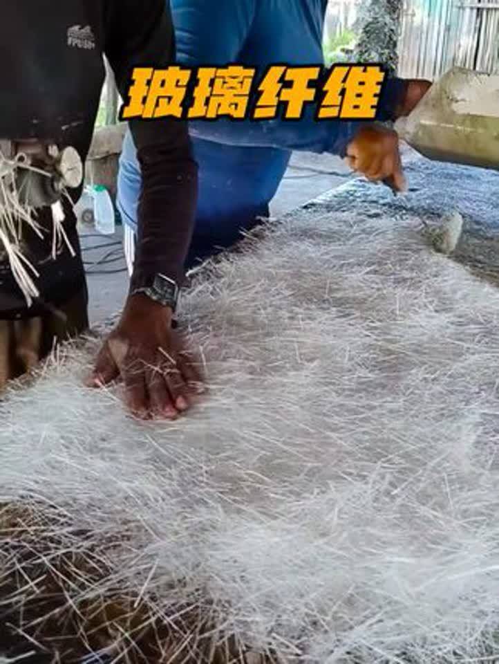 玻璃纤维 工人徒手用玻璃纤维加固船体