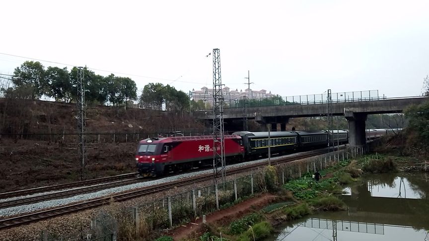 深圳东开往天津的K1620次列车快速通过,全程2366公里耗时31小时
