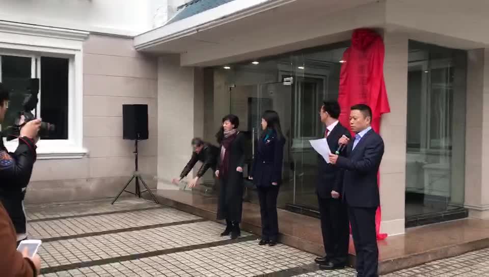 玻璃门要有提示贴,眼神不好的要戴眼镜…