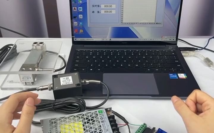 利用电脑软件实时采集称重传感器的力值,生成曲线图,并把这些数据...