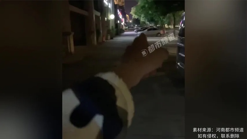 外国人问路男生用散装英语指路,网友外国友人到底听懂没