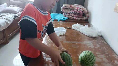妈妈带四岁娃徒手打开西瓜,谁料最后妈妈尴尬了!那就一起吃吧!