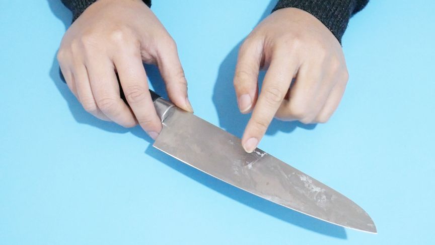 菜刀钝了别乱磨,老厨师教你一个小技巧,几分钟让菜刀锋利如新