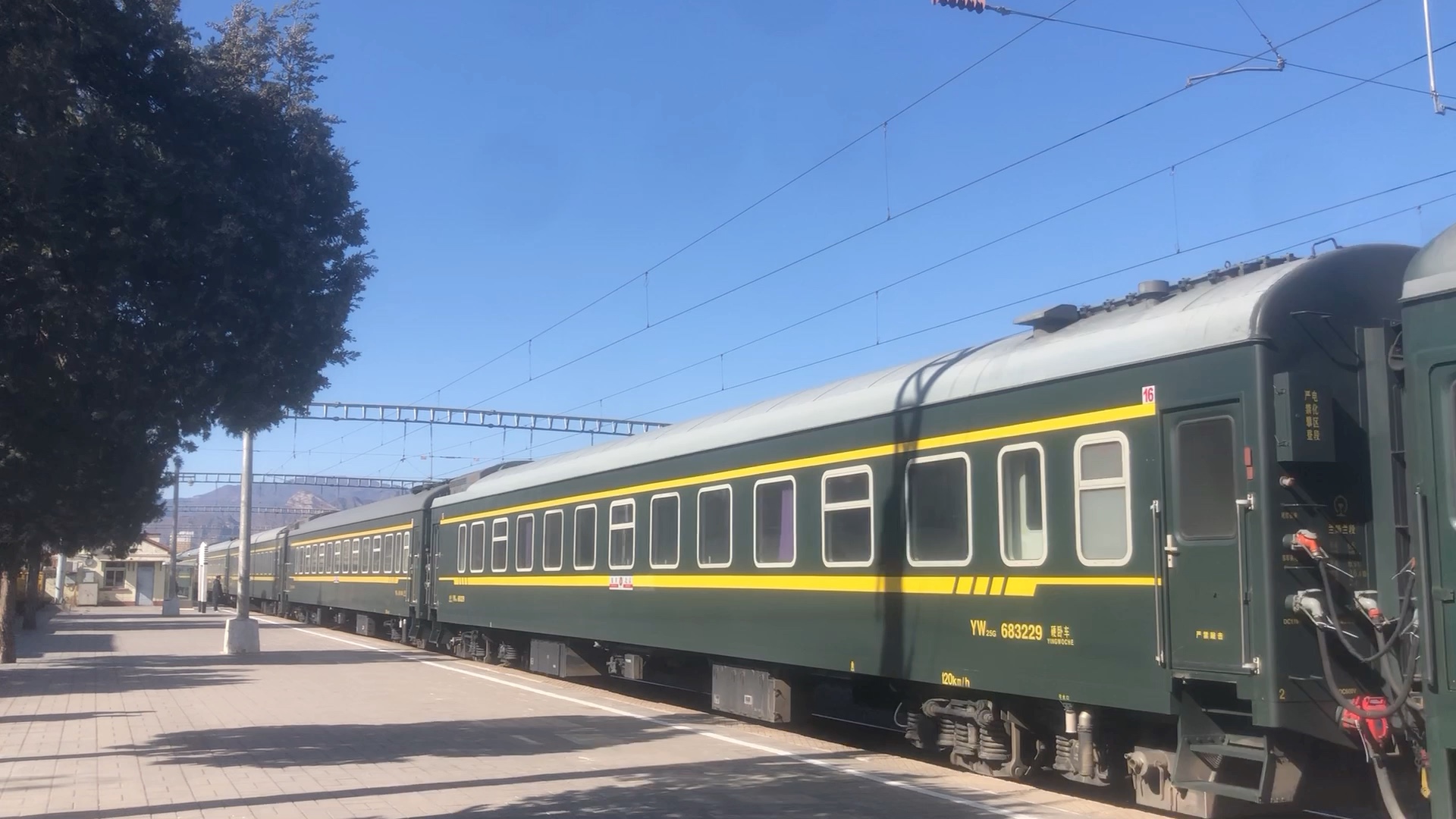 K1177次列车(北京-银川)出三家店站