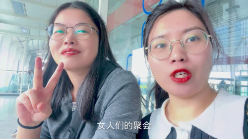 32岁没有男朋友,但我有老姐妹,一起生活在这个城市