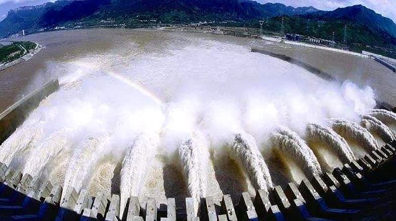 为什么三峡大坝排水时,要把水喷向空中,原来有这么多作用!