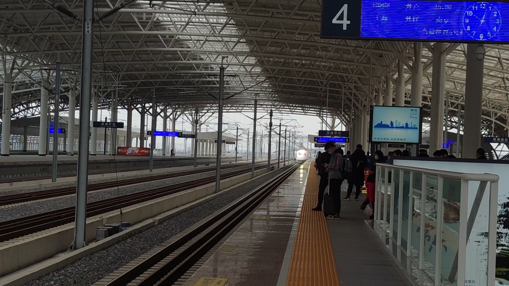 C3868次列车进南通西站