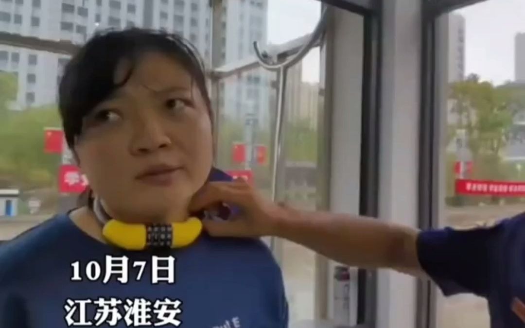 妈妈新买的自行车锁 被熊孩子锁在脖子上还改了密码