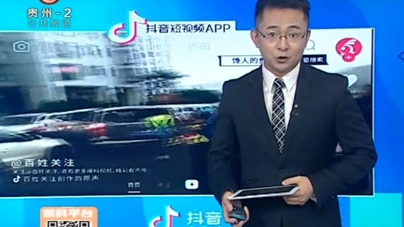 车辆乱停让人闹心!校门口乱停车,孩子们放学走出校门有点困难