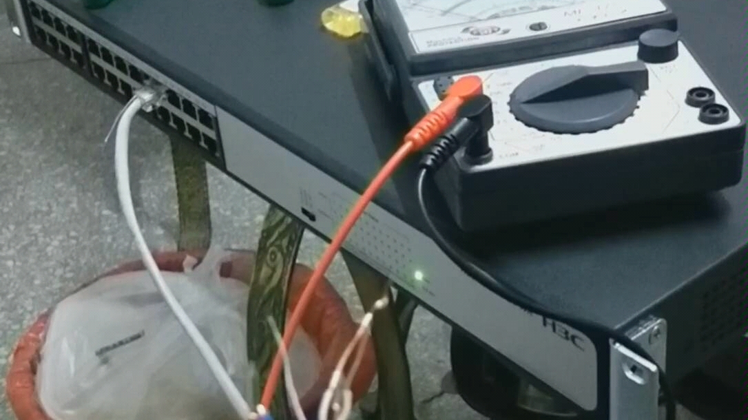 华三POE交换机这样测试端口电压正确吗?这样能测试到电压吗?