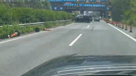 雷克萨斯LM两百万的车子,遇车祸皮囊爆开之后竟然所有门都没解锁,尾...