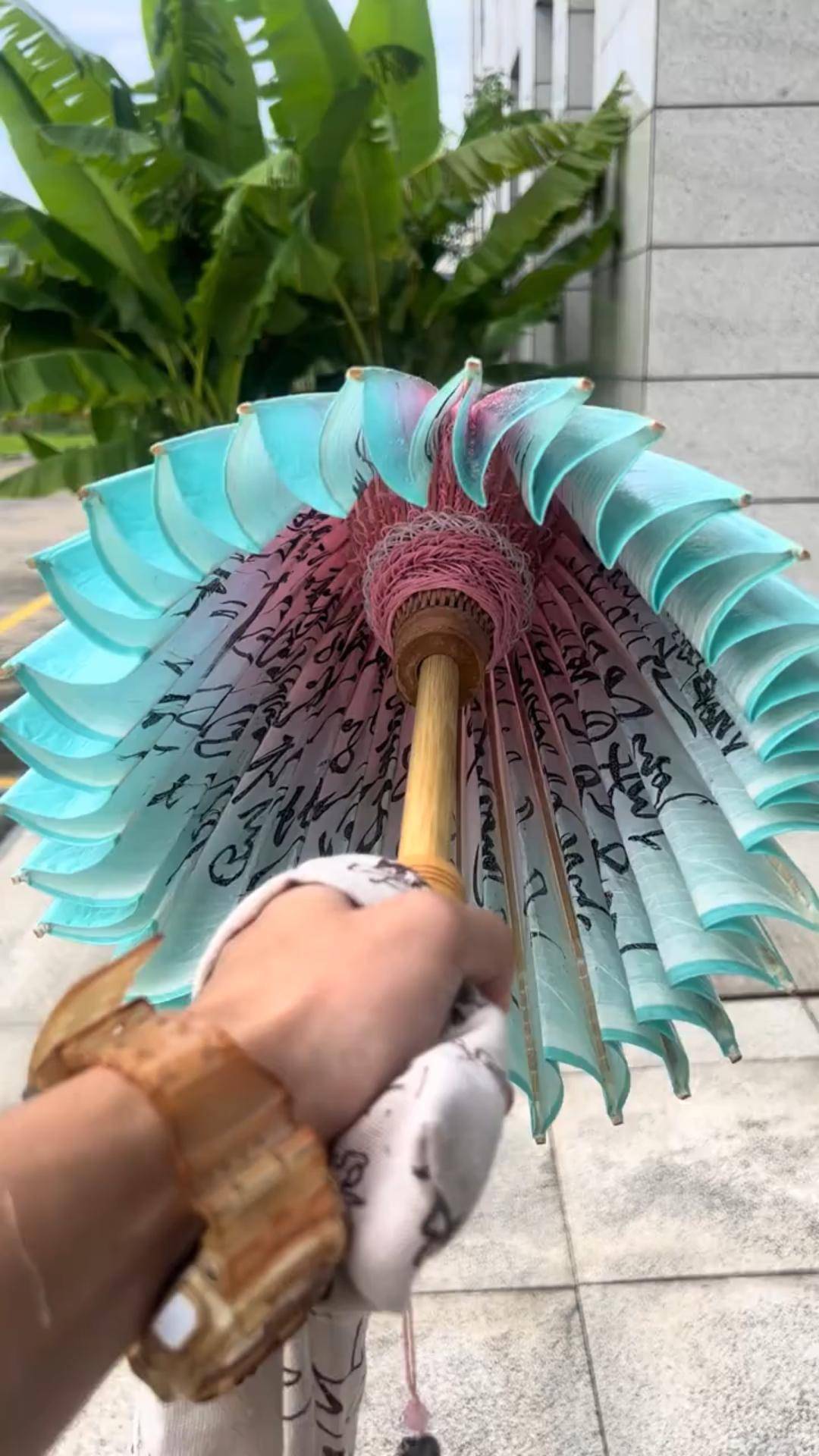 油纸伞打开的一瞬间,会让你喜欢上中华传统文化的