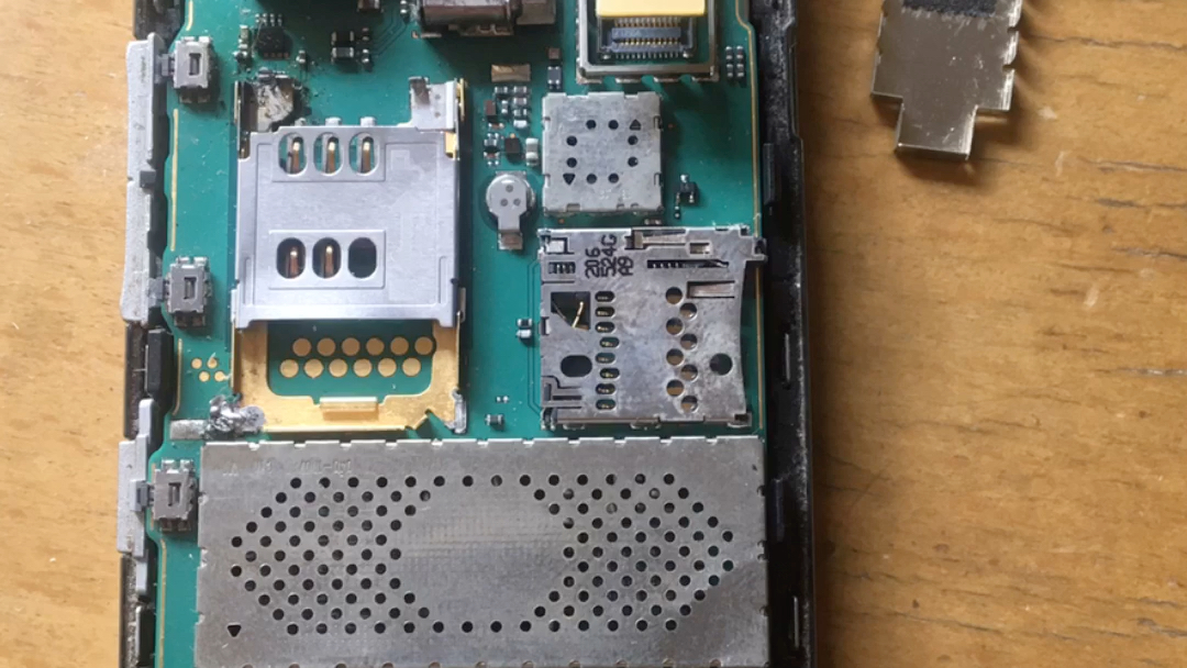 诺基亚手机居然掉了一个读卡针 经过研究发现没救了