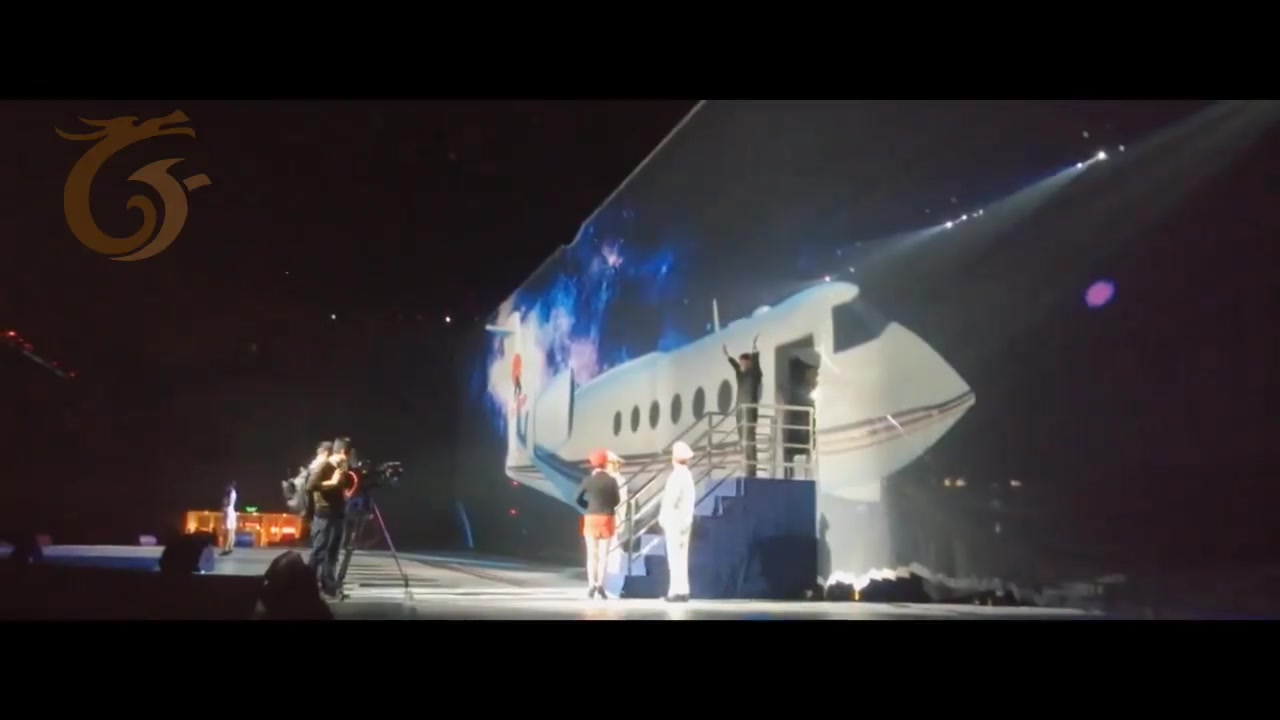 2019企业年会领导创意出场方式 高端科技感3D全息领导出场 领导飞机...