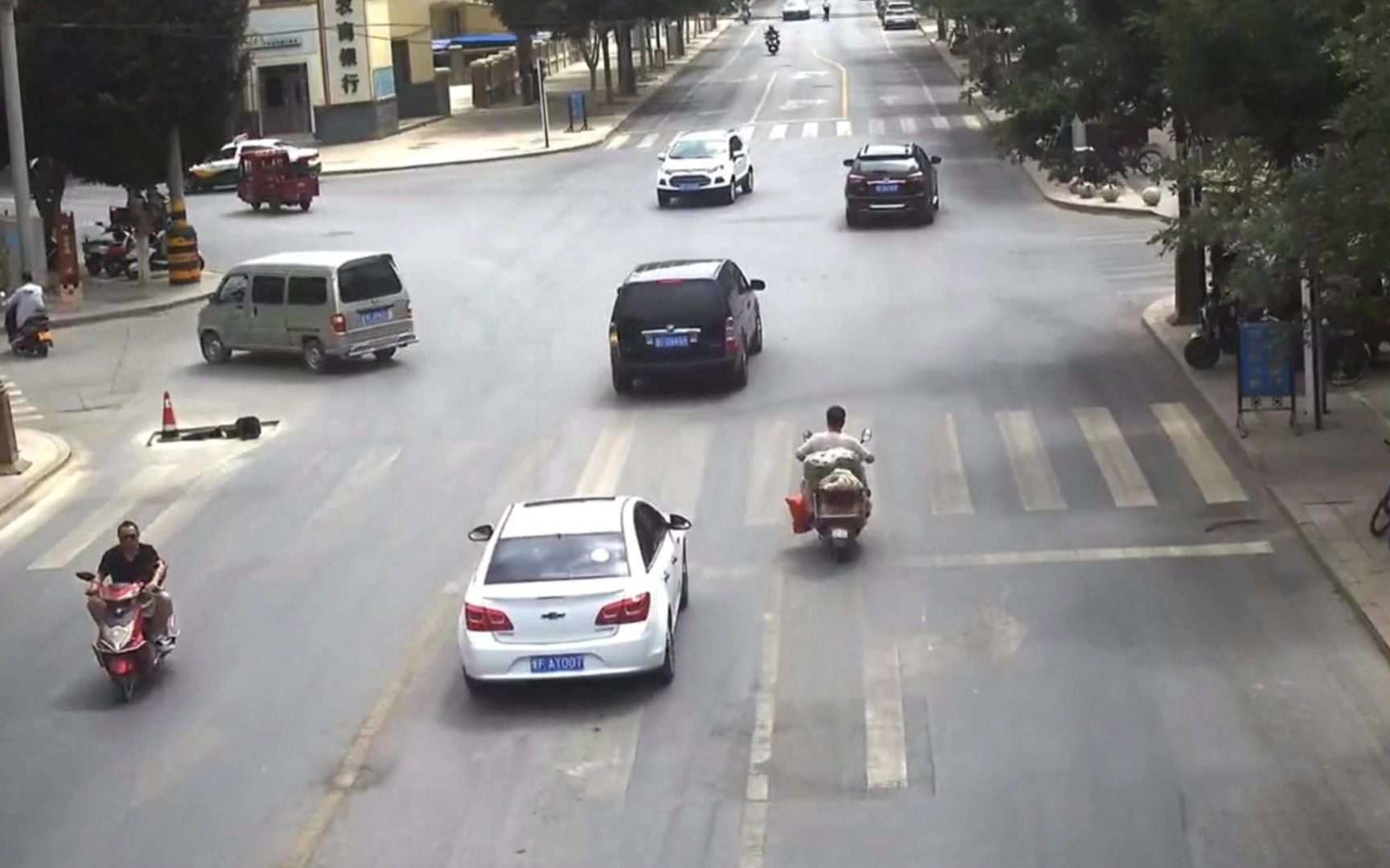 电瓶车路口车祸现场盘点,提醒朋友们过路口一定要注意安全