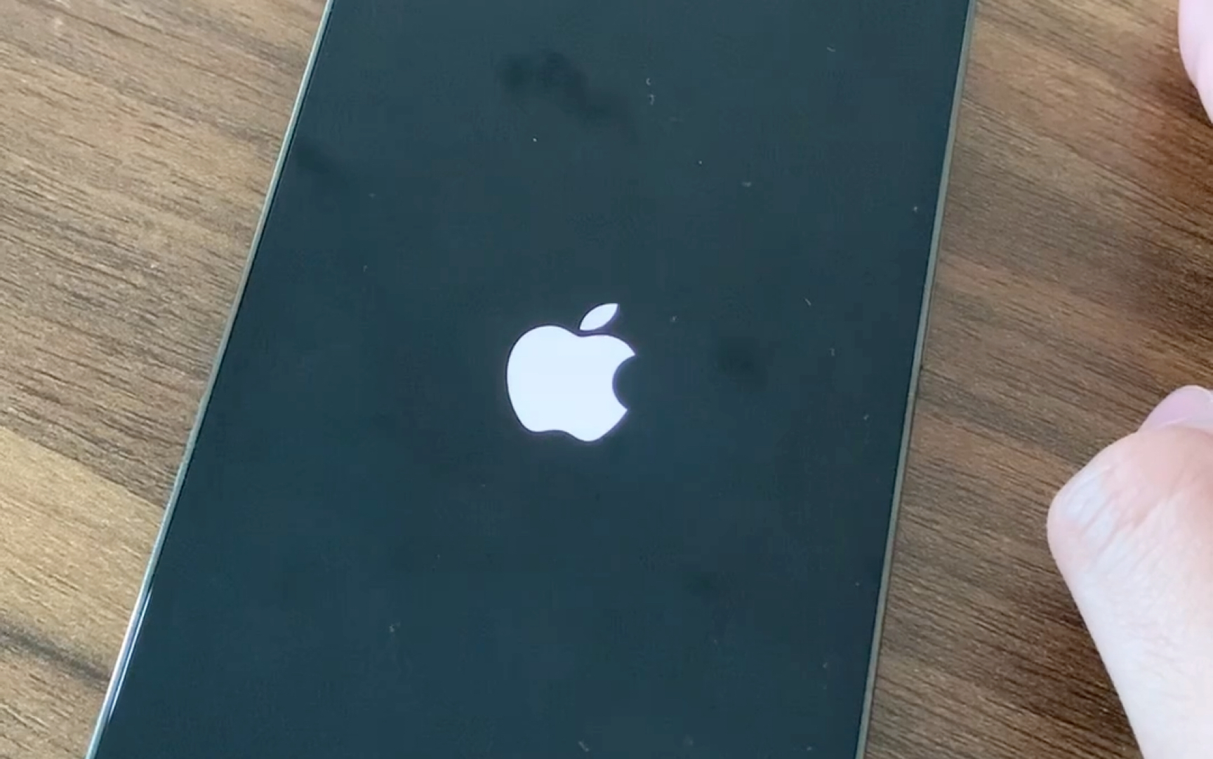 新iPhone到手不到一个月,各种重启!