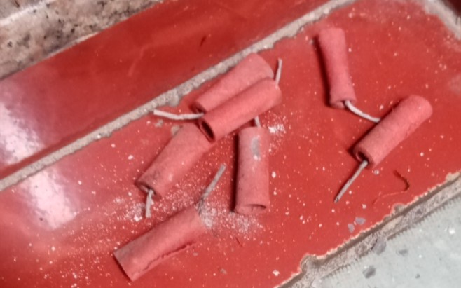 过年放鞭炮=放炸弹