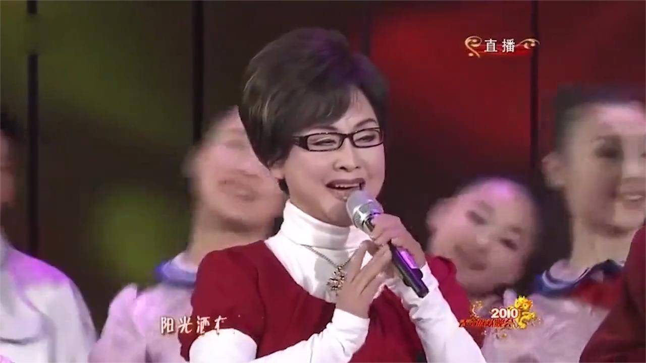 蒋大为李谷一唱《让我们荡起双桨》,经典好听!