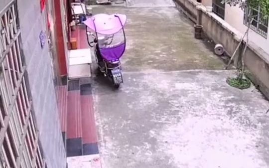 电动车真的不能在室内或楼道充电,一瞬间就没了