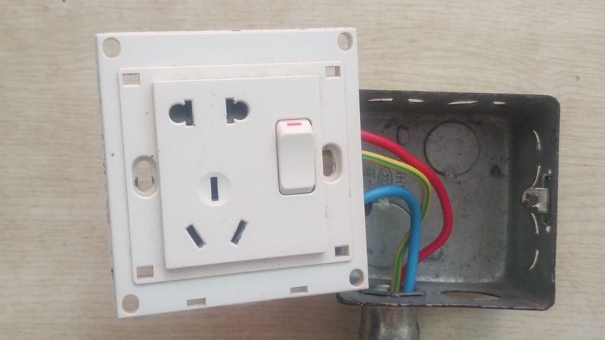 老电工分享一个单开五孔插座的三种接线方法,很实用,值得收藏