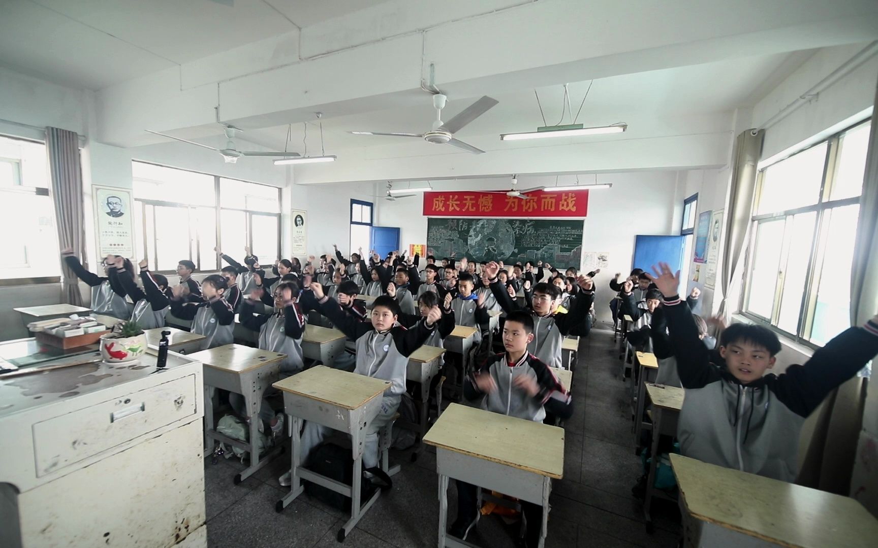 望江初级中学710班《让我们荡起双桨》课桌舞