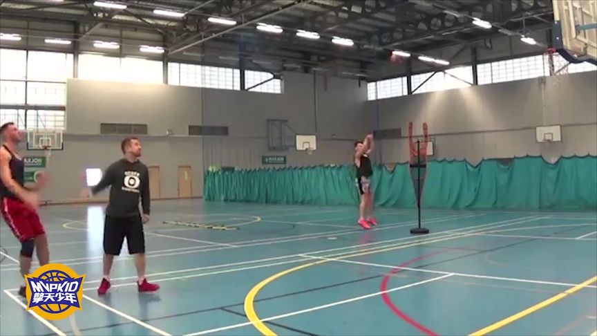 法国篮球学校极限投篮训练,利用假人做高抛物线投篮