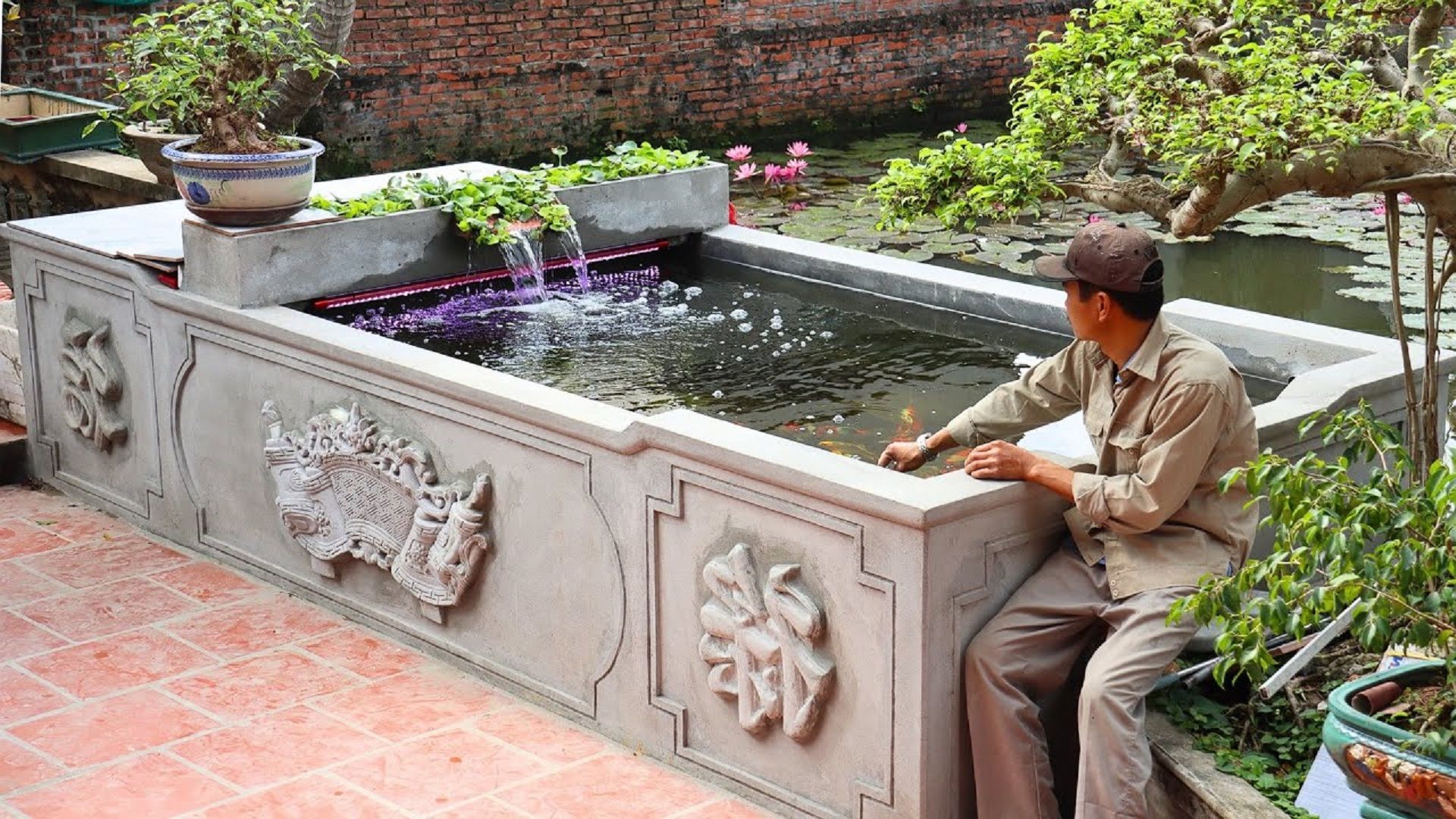 花三千请师傅砌鱼池,完工后是奢华又大气,亲朋好友来串门都说棒