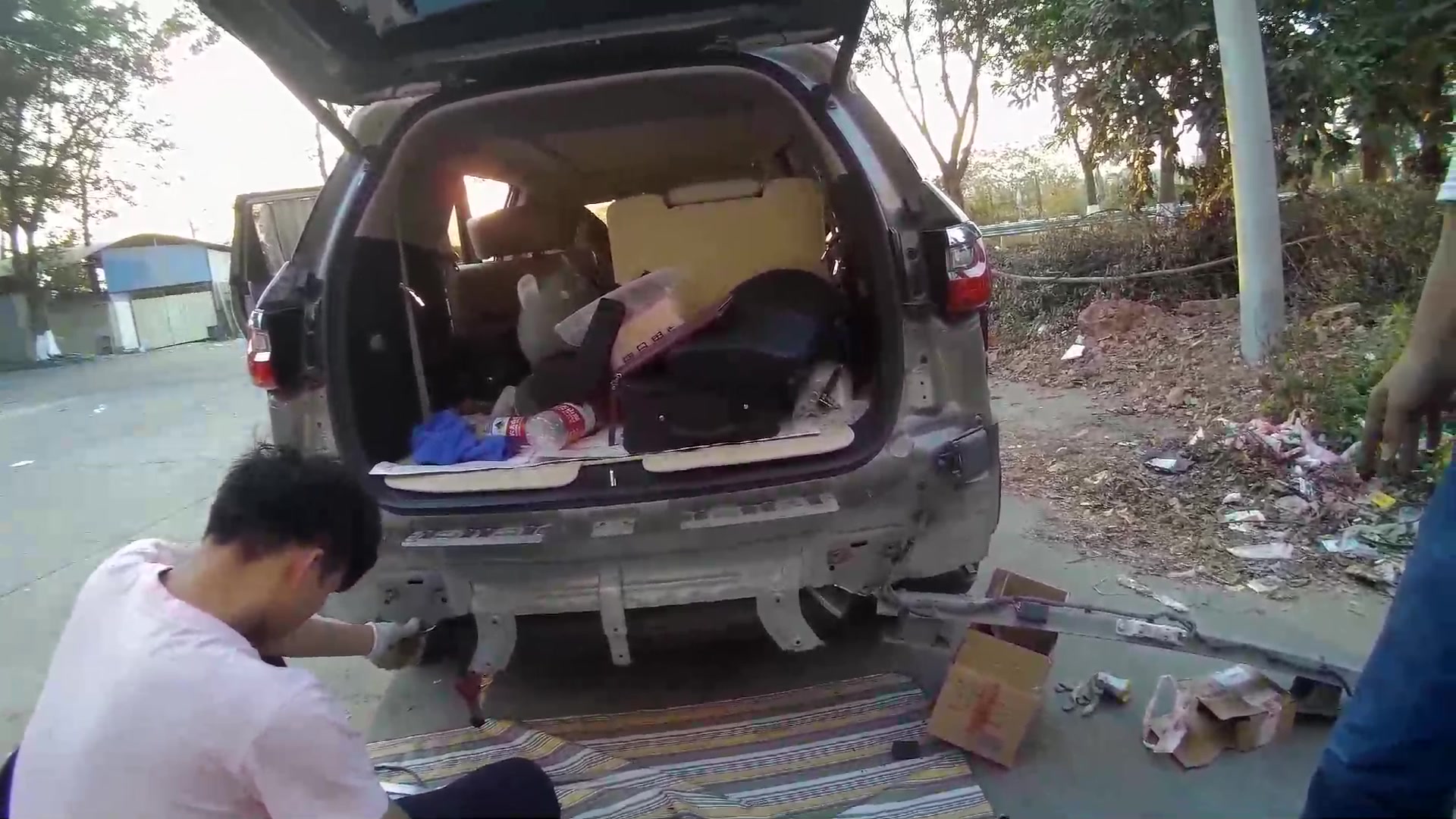 非常少见的混动力自改床车,带着一个移动电源加拖挂房车,不缺电真的...