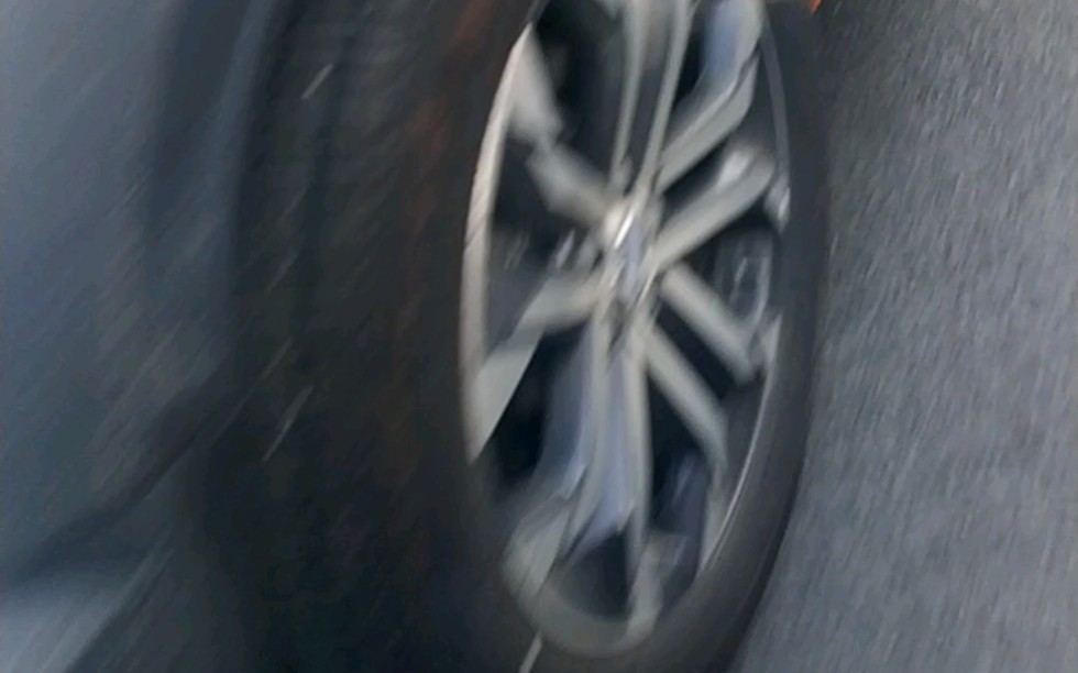 你们当电动子乐意抢汽车道?你们以为我乐意给汽车司机上课?