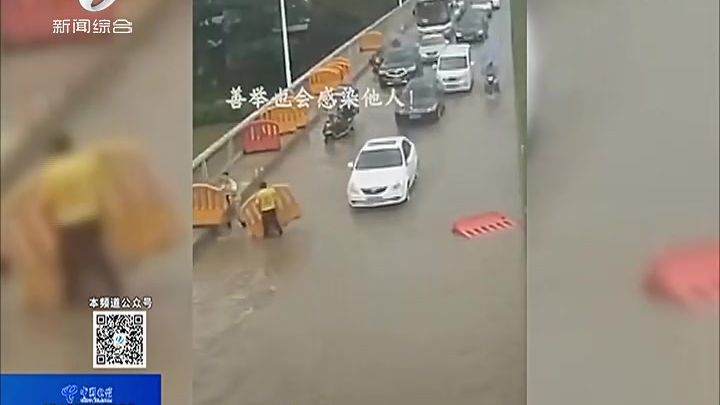 醴陵:大雨里两位外卖小哥的温暖举动