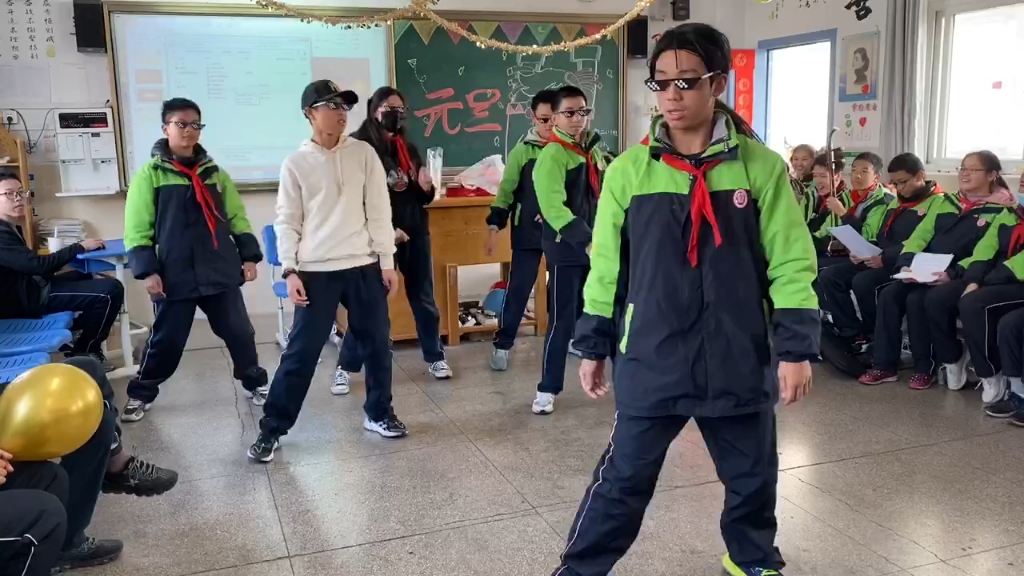 元旦晚会戴假发跳新宝岛社死(三林北校)还把假发甩掉了…