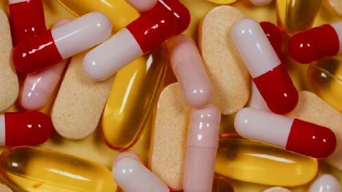 吃异维A酸祛痘真会伤肝吗?医生揭秘护肝关键,别等出问题才后悔!