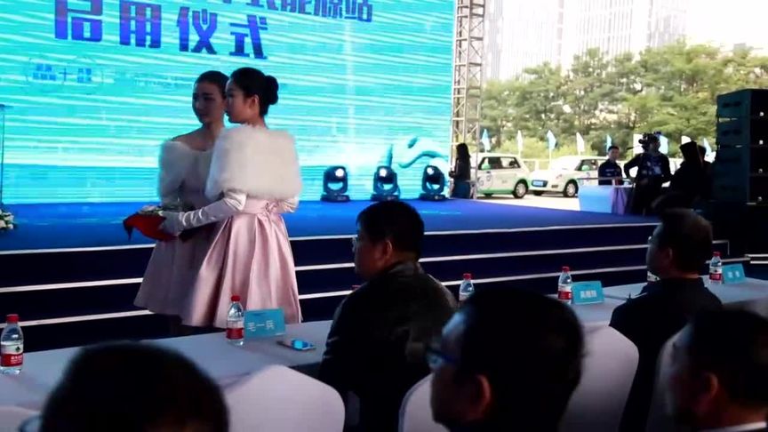 见证中国速度!新能源汽车现场换电仅需2分15秒!