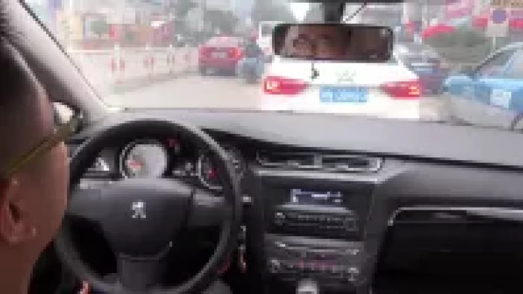 红绿灯窄路掉头,手动挡堵车操作,看这技术学费没白交