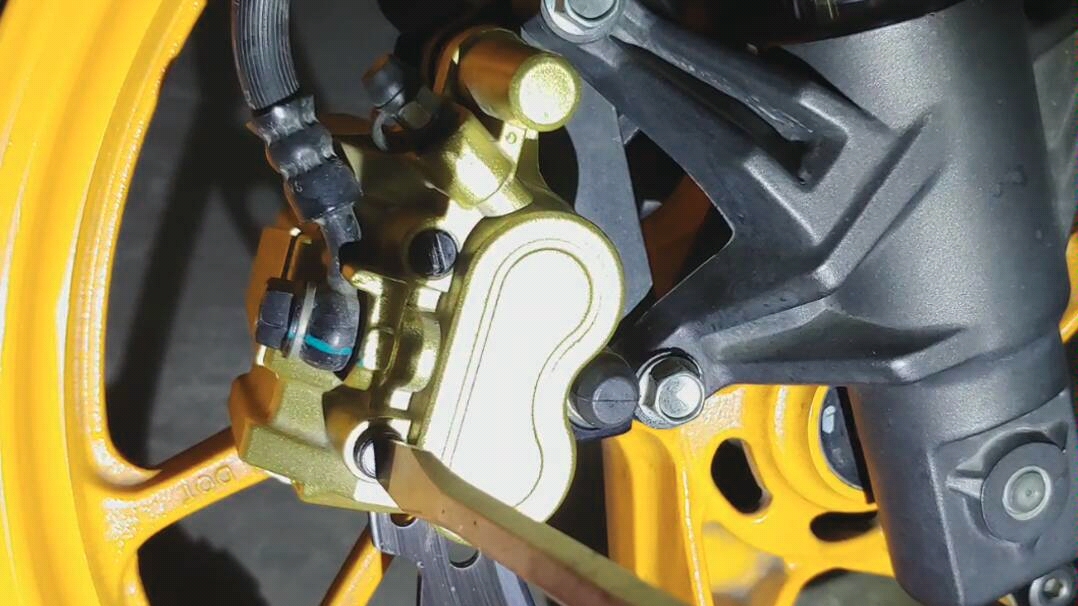 五羊本田CB190更换前刹车片和火花塞。