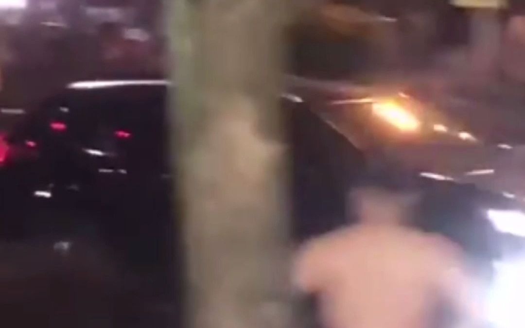 因口角起冲突!崇阳几名男子手持铁棍和砍刀围殴SUV ,SUV随后猛冲将...