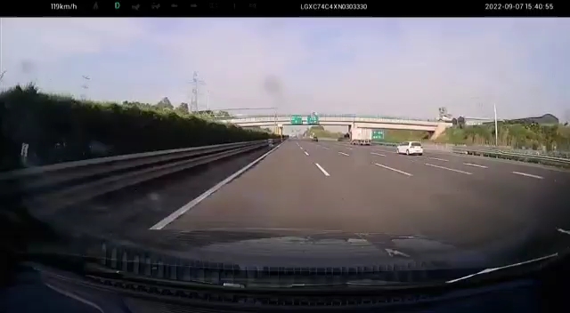 行车记录仪记录比亚迪宋plus dmi高速失速,险造成车毁人亡