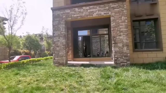 150平米叠拼洋房开工第一天,搭建钢结构,用的材料不.