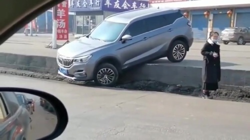 行车记录仪:这是高估了SUV的越野能力,还是女司机自以为车技过人了?